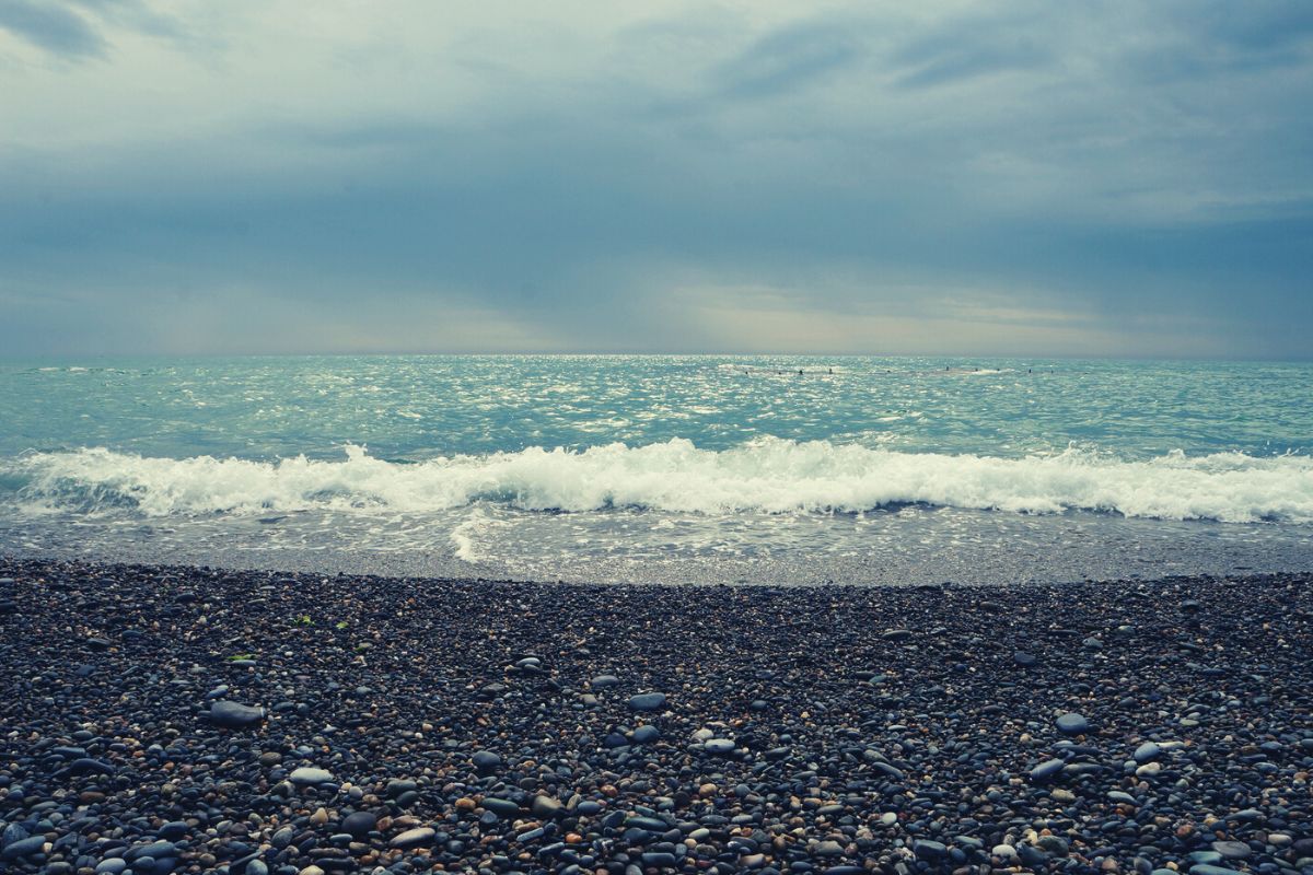 Ocean Waves Dream Meaning: Positive Omens and Warning Signs | Investivate